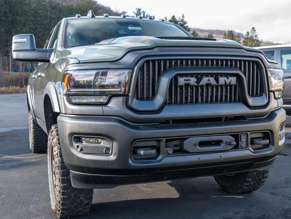 जानवरों के नाम पर दस लोकप्रिय कारें: ब्रोंको, स्टिंग्रे, और भी बहुत कुछ!