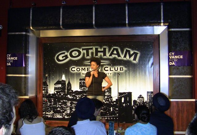 Open Mic Comedy NYC - Pilihan Terbaik Kami Untuk Tertawa!